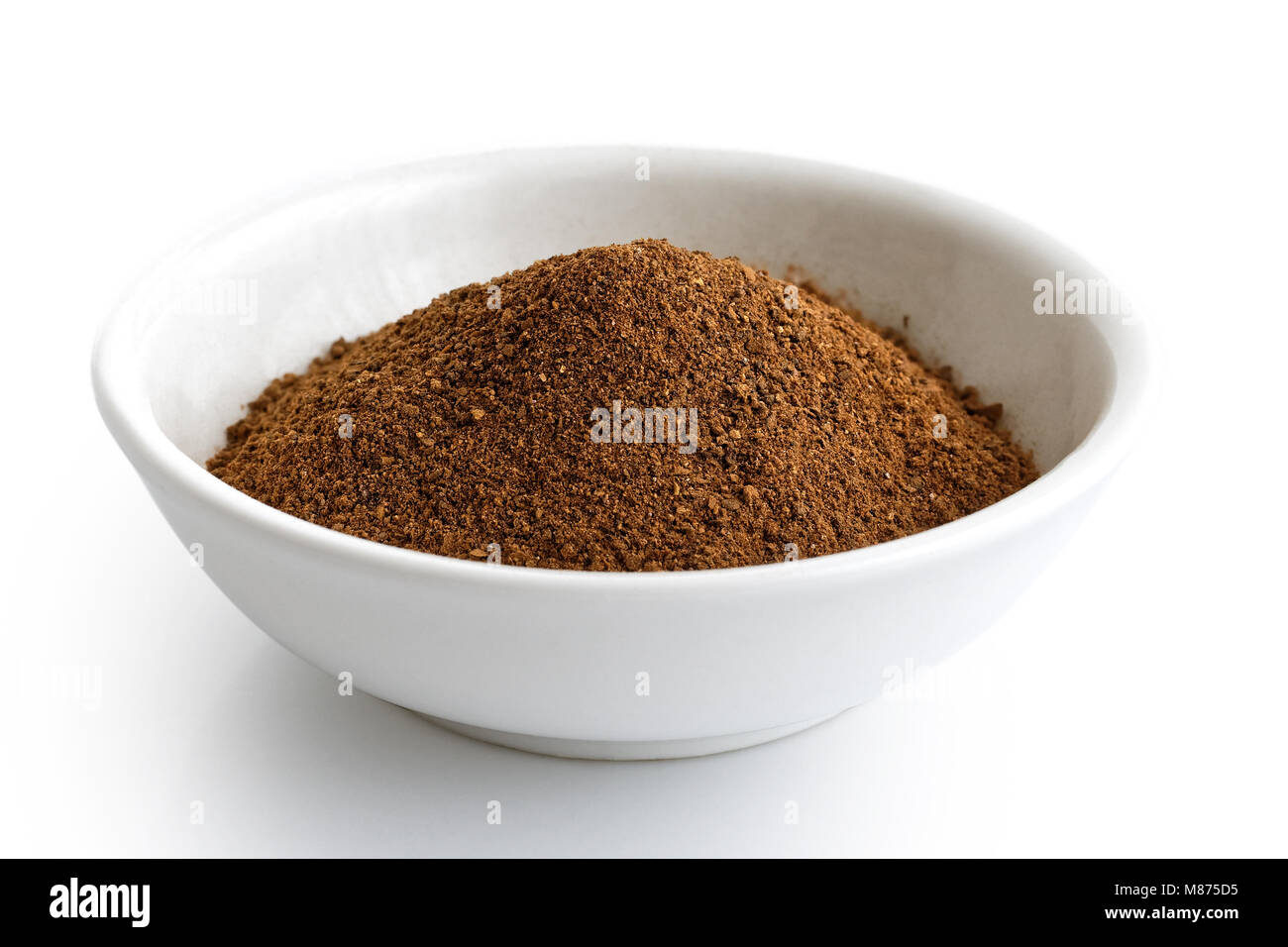 Ground cloves in white ceramic bowl isolated on white Stock Photo - Alamy