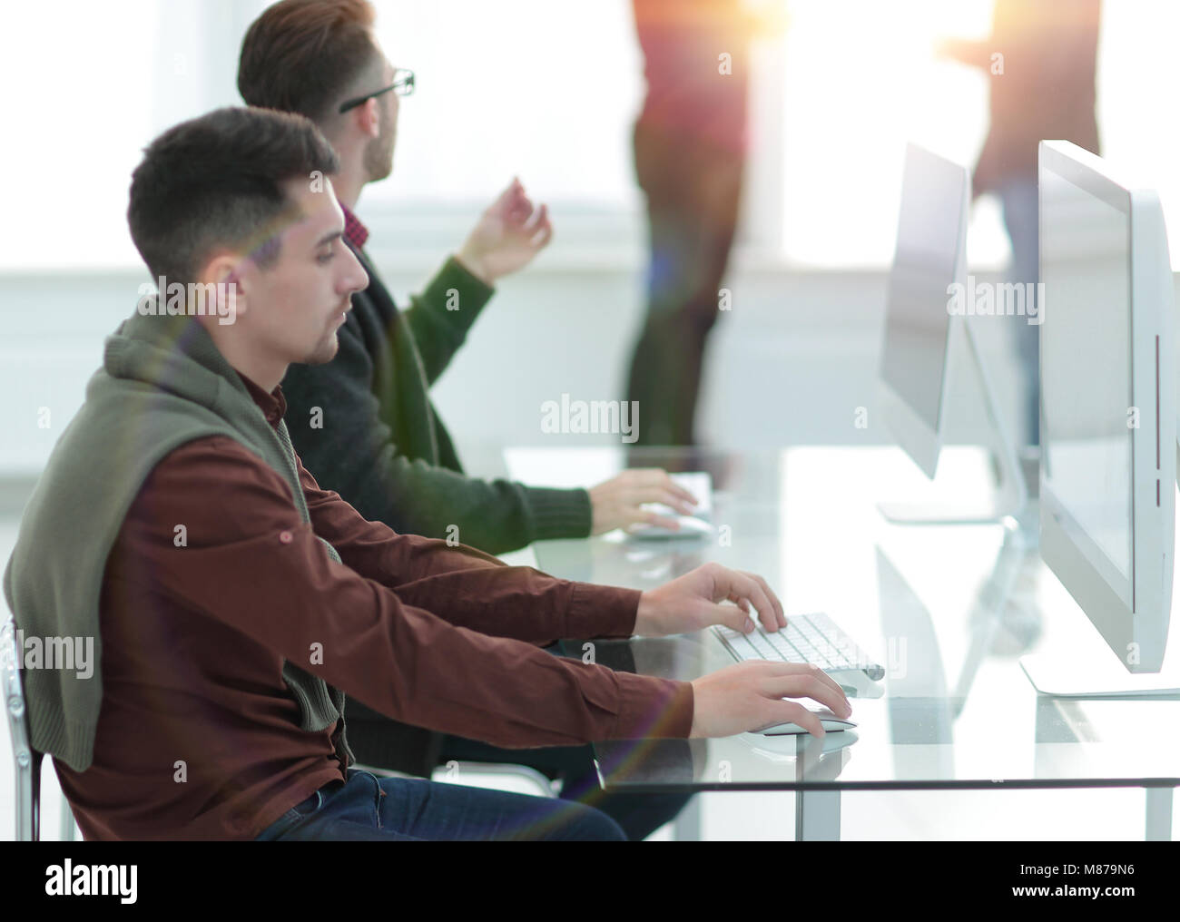 journalist printing notes on the compute Stock Photo - Alamy