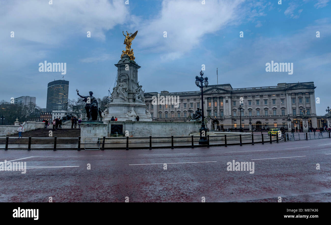 The wall of the buckingham palace hi-res stock photography and images ...