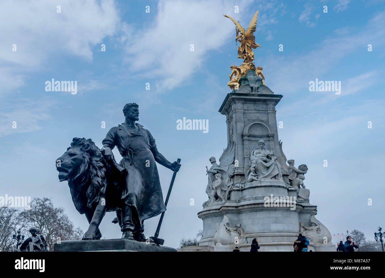 Buckingham palace bronze statue london hi-res stock photography and ...