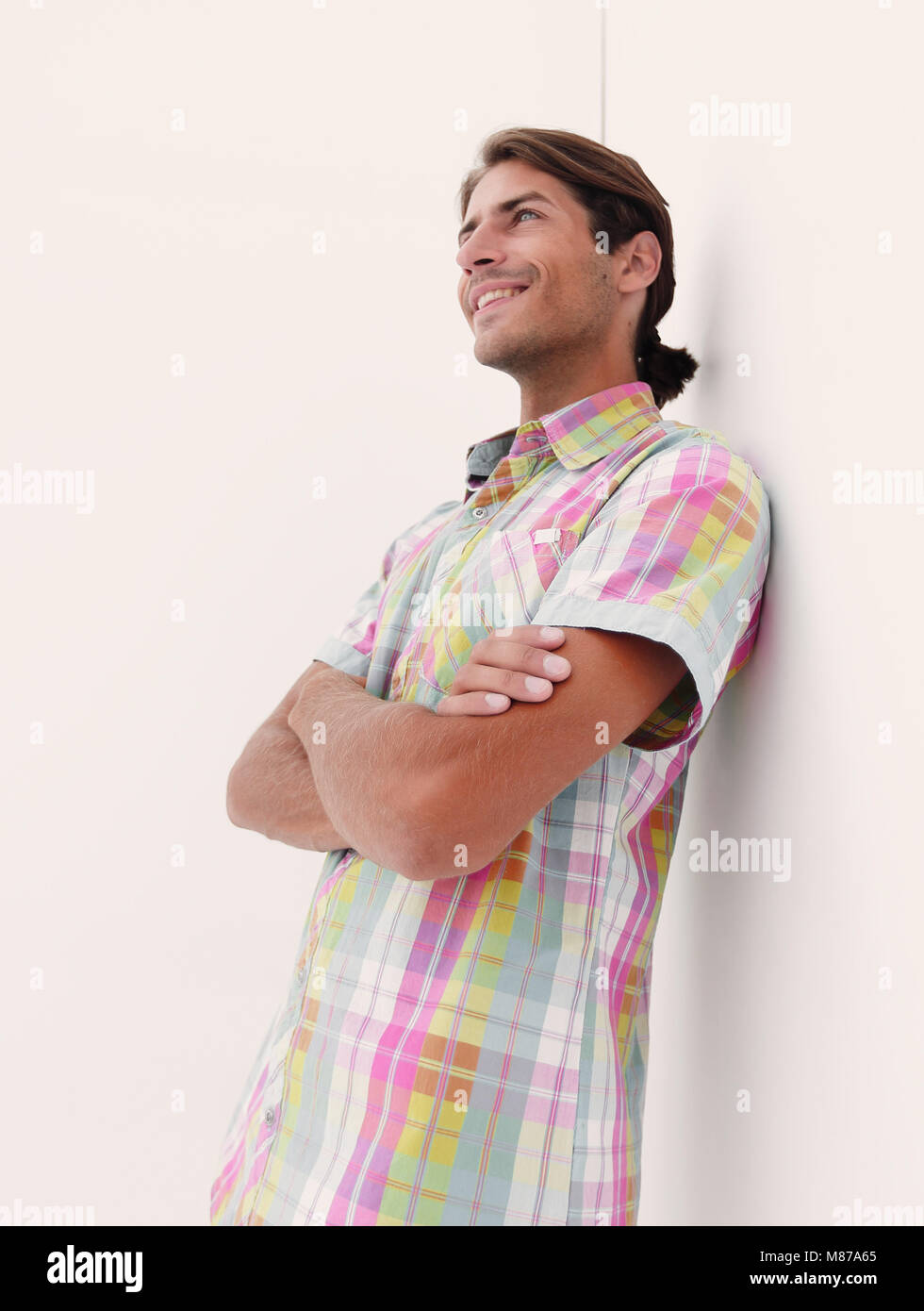 modern guy leaning on wall and looking forward Stock Photo - Alamy