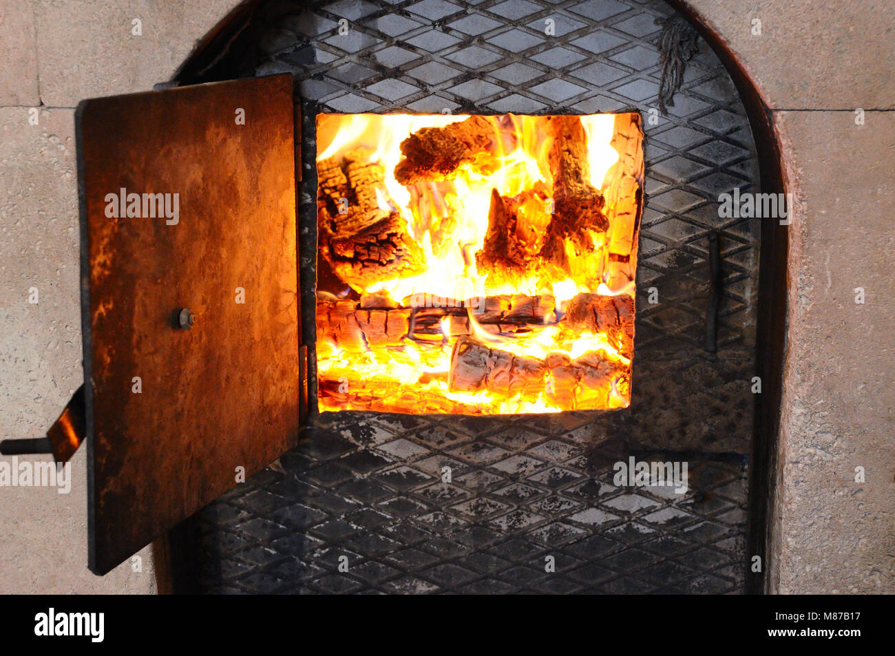 Old fashioned wood stove hi-res stock photography and images - Alamy