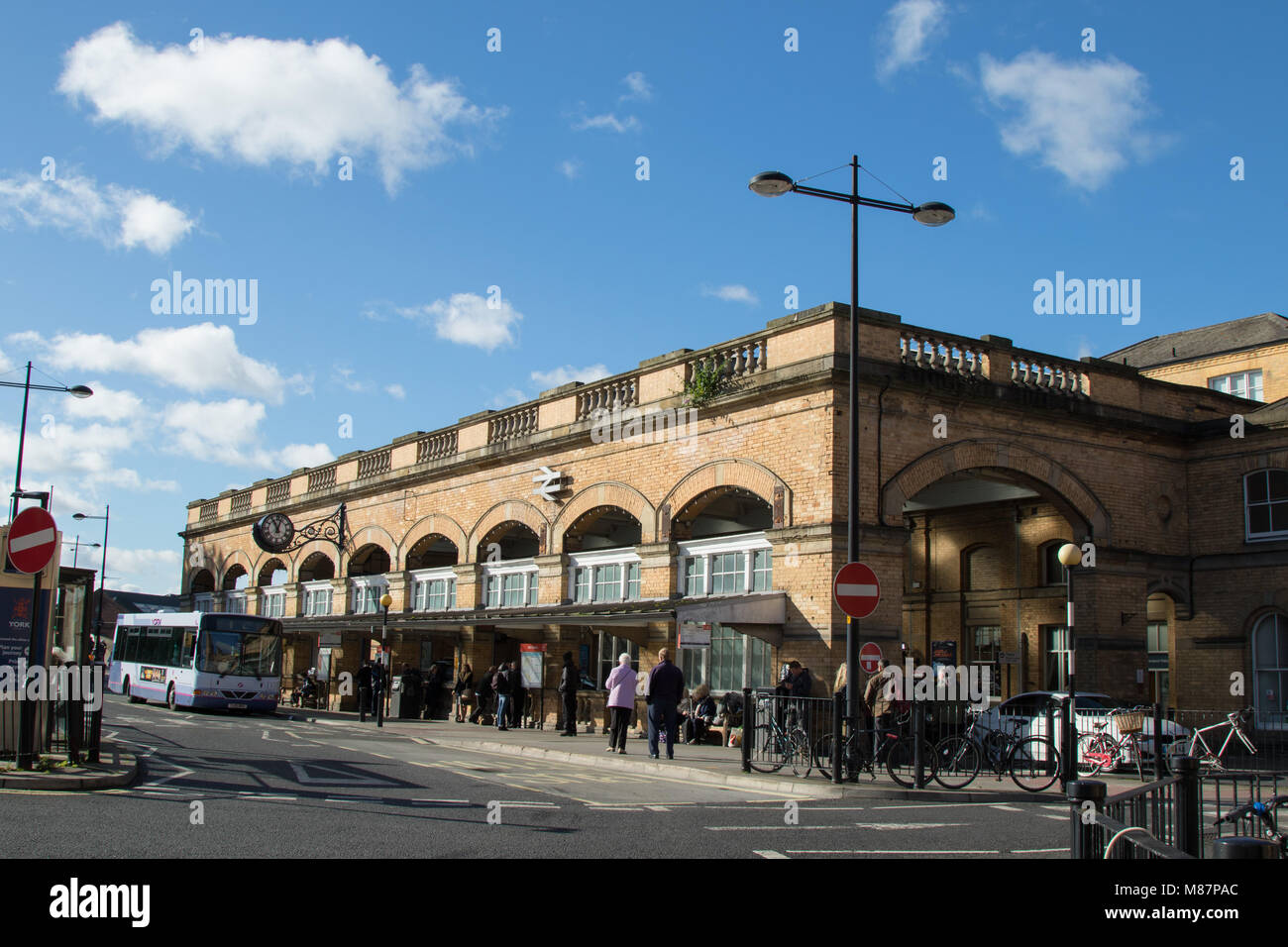 York railway station hi-res stock photography and images - Alamy
