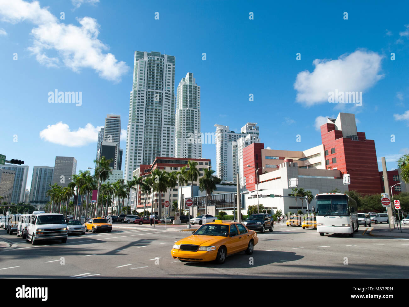 The busy crossroad of Biscayne and Port Boulevards in Miami downtown ...