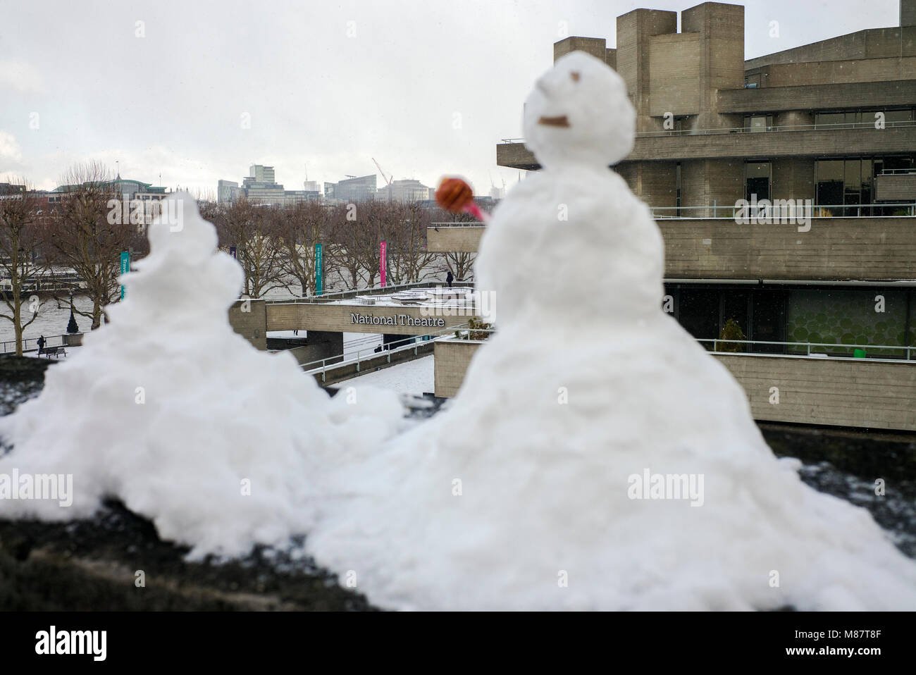 snow covered pathway, London Stock Photo - Alamy