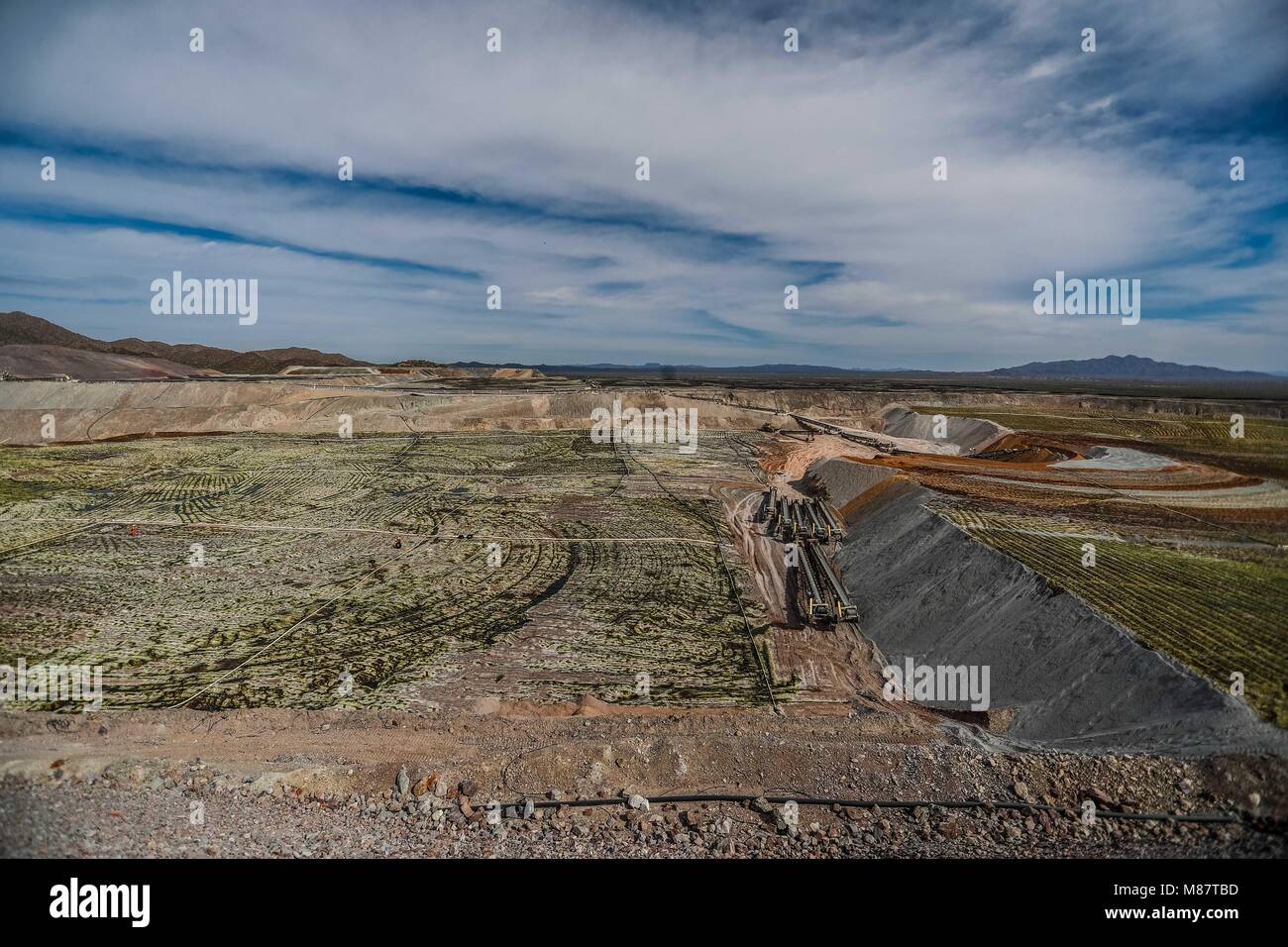 Leaching process Solid extraction of a rock based on solvent liquid ...