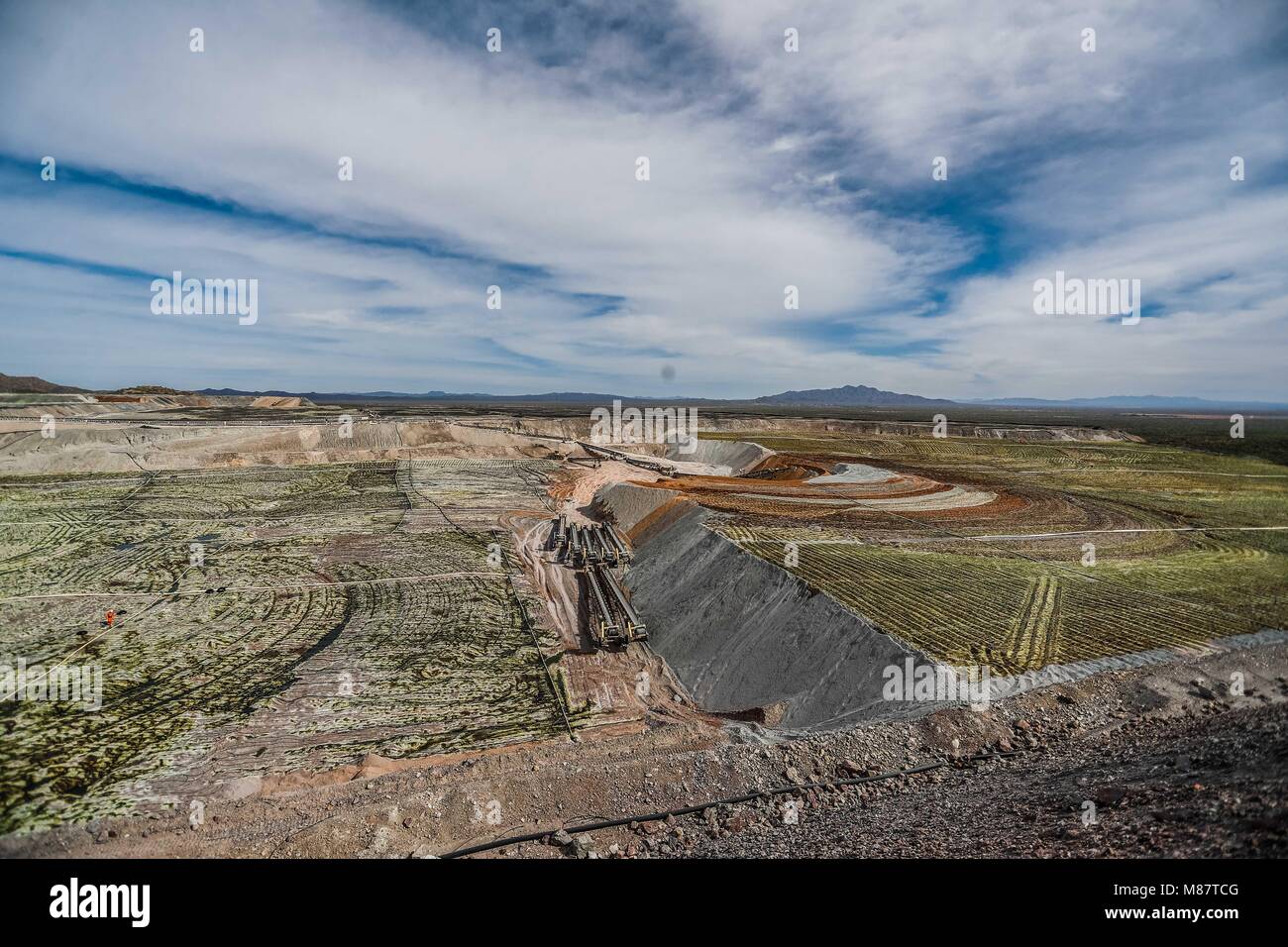 Leaching process Solid extraction of a rock based on solvent liquid ...