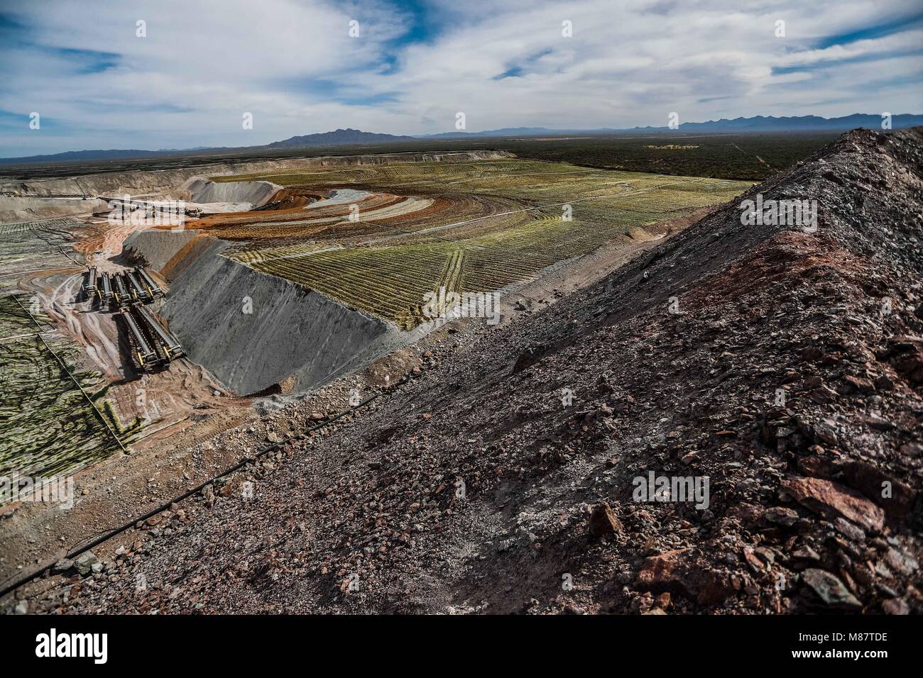 Leaching process Solid extraction of a rock based on solvent liquid ...
