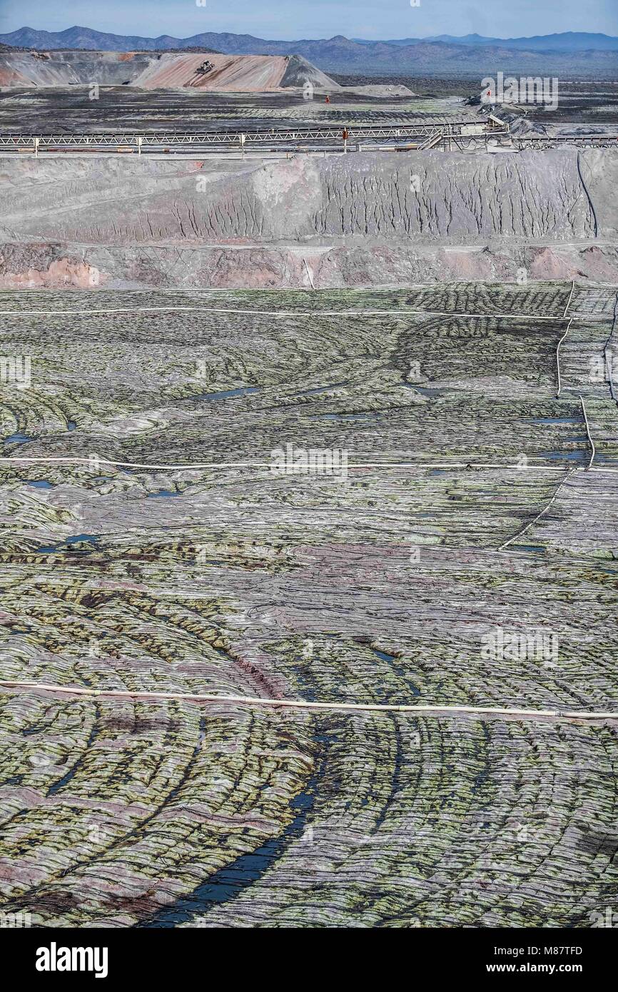 Leaching process Solid extraction of a rock based on solvent liquid ...