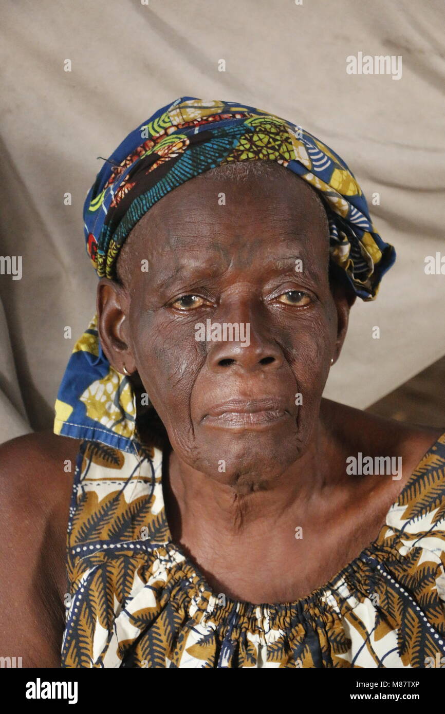 Woman braids sleeping mats in her house Stock Photo - Alamy