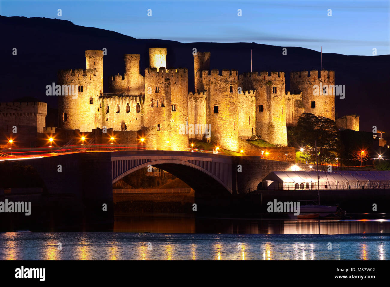 Conwy castle at night hi-res stock photography and images - Alamy