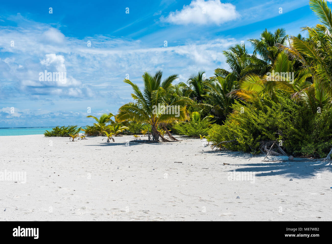 Honeymoon beach on Maina island, part of the Cook Islands of the South ...