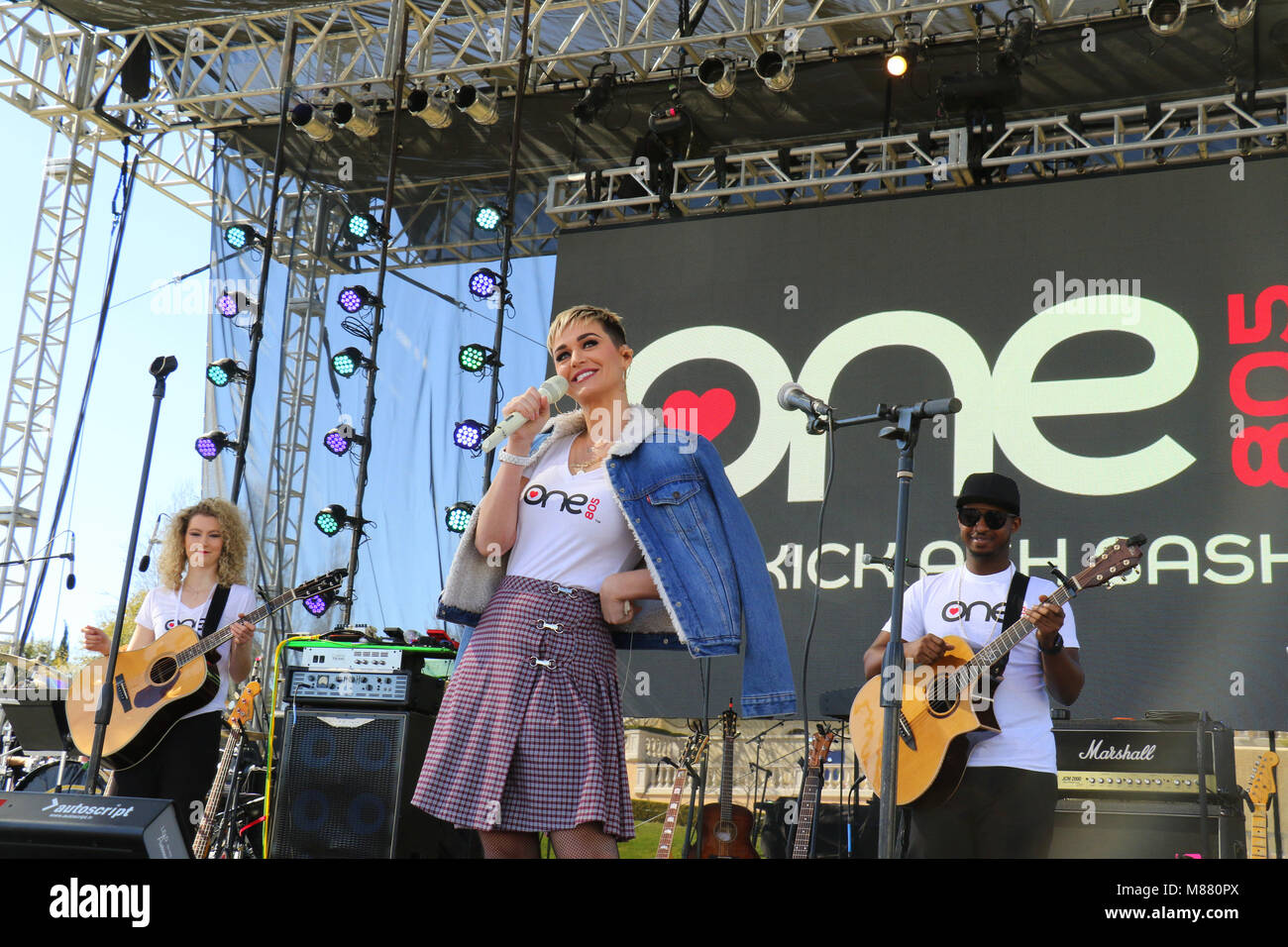 Katy perry singing hi-res stock photography and images - Alamy