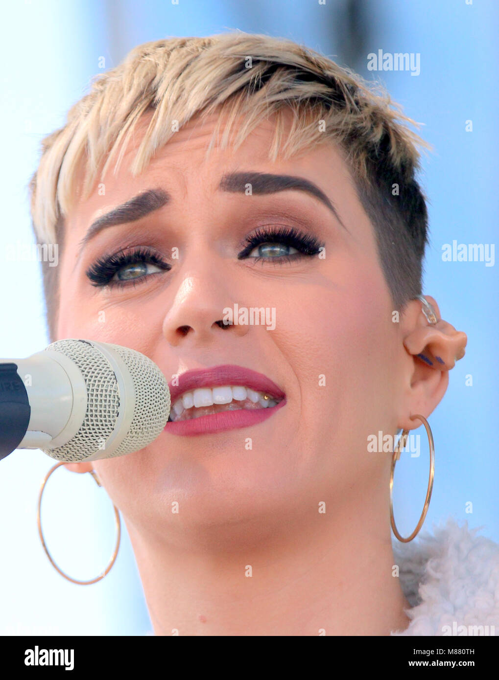 Katy perry i kissed a girl hi-res stock photography and images - Alamy