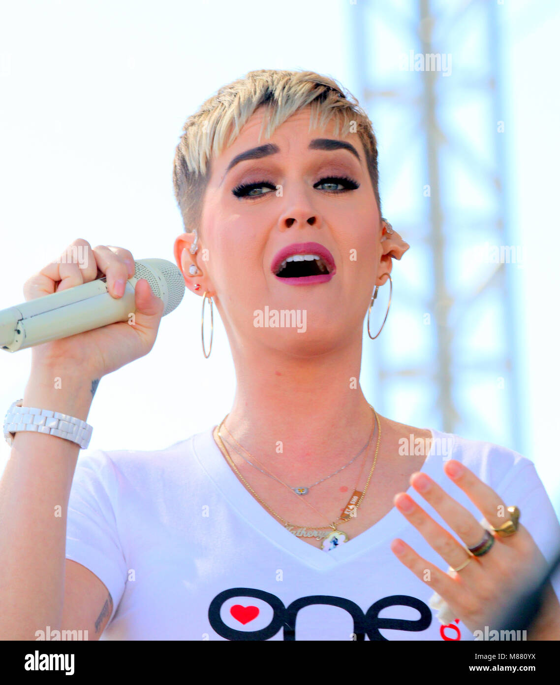 Concert rock stars guest hi-res stock photography and images - Alamy