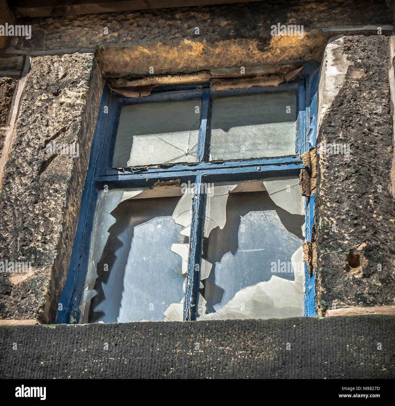 Smashed window house hi-res stock photography and images - Alamy
