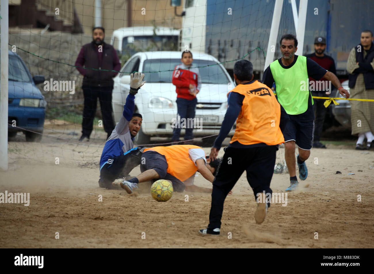 (180315) -- TRIPOLI, March 15, 2018 (Xinhua) -- Libyan young men play ...