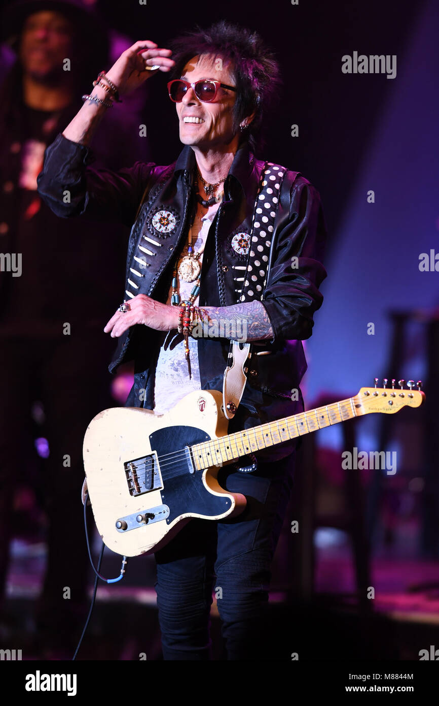 Earl slick bowie hi-res stock photography and images - Alamy