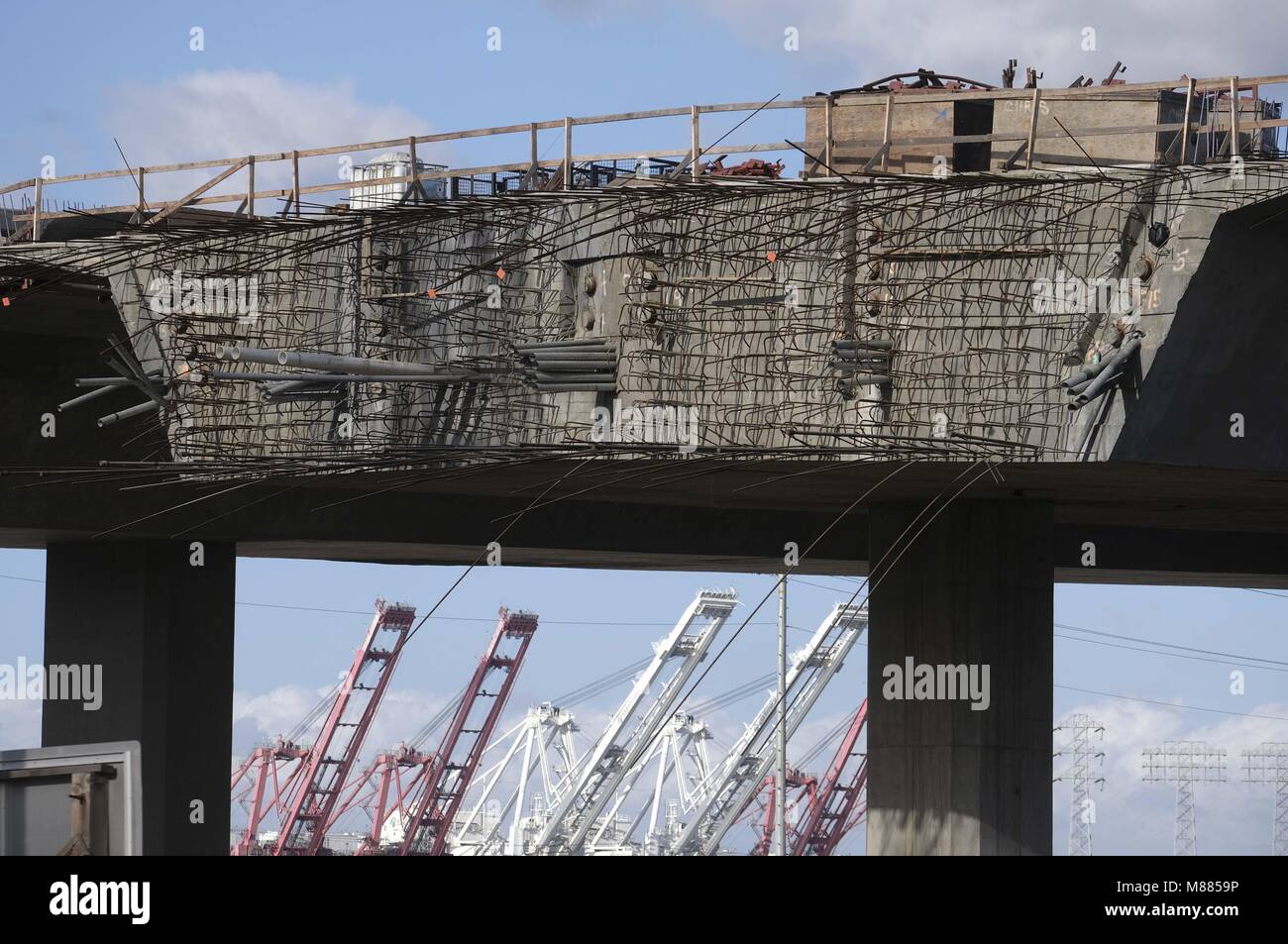 Los Angeles, California, USA. 12th Feb, 2018. The bridge construction ...