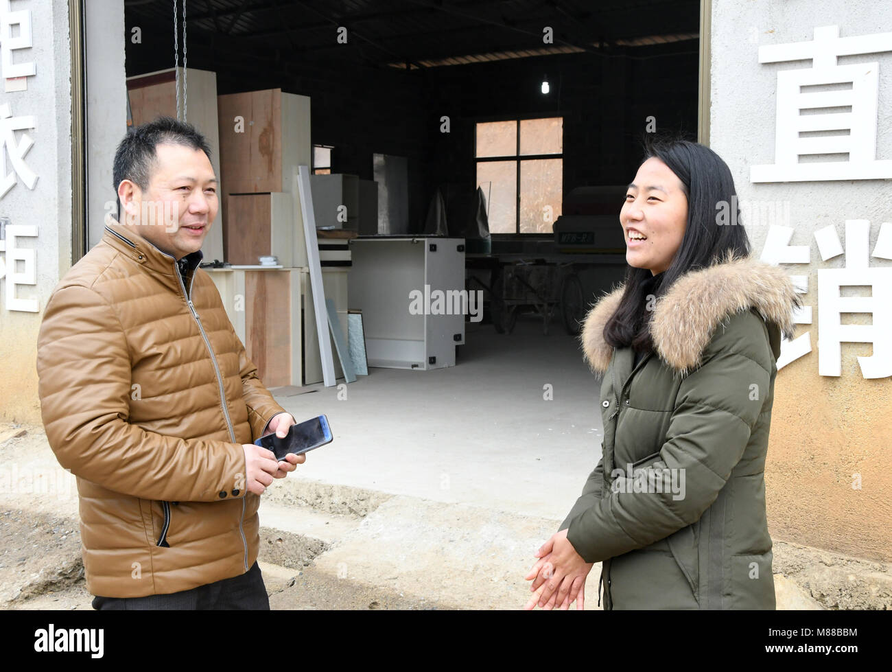 (180316) -- BEIJING, March 16, 2018 (Xinhua) -- Cheng Ju (R) talks with ...