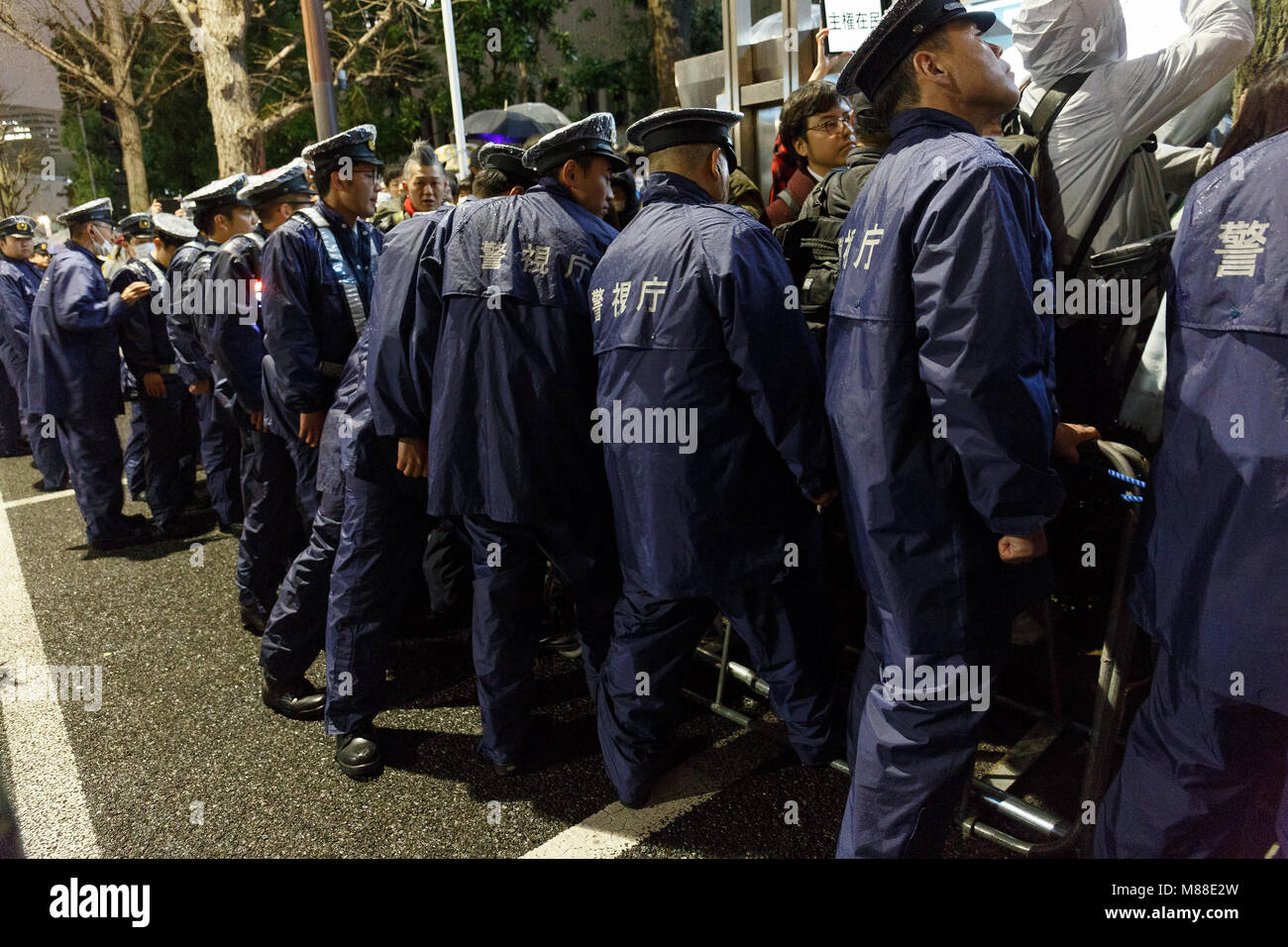 Tokyo Metropolitan Police restraints the access to the Prime Minister's ...