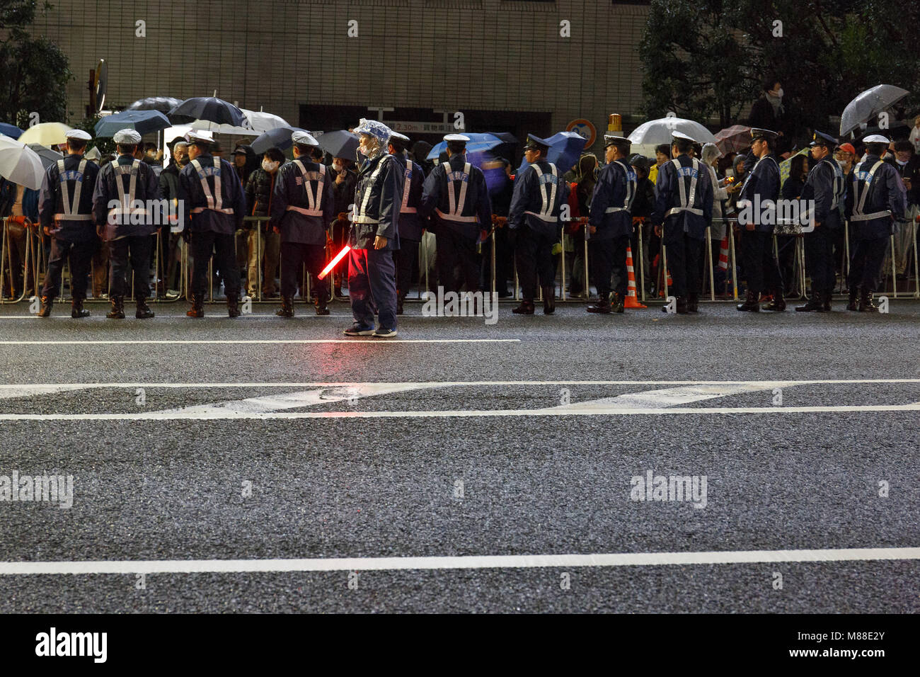 Tokyo Metropolitan Police restraints the access to the Prime Minister's ...