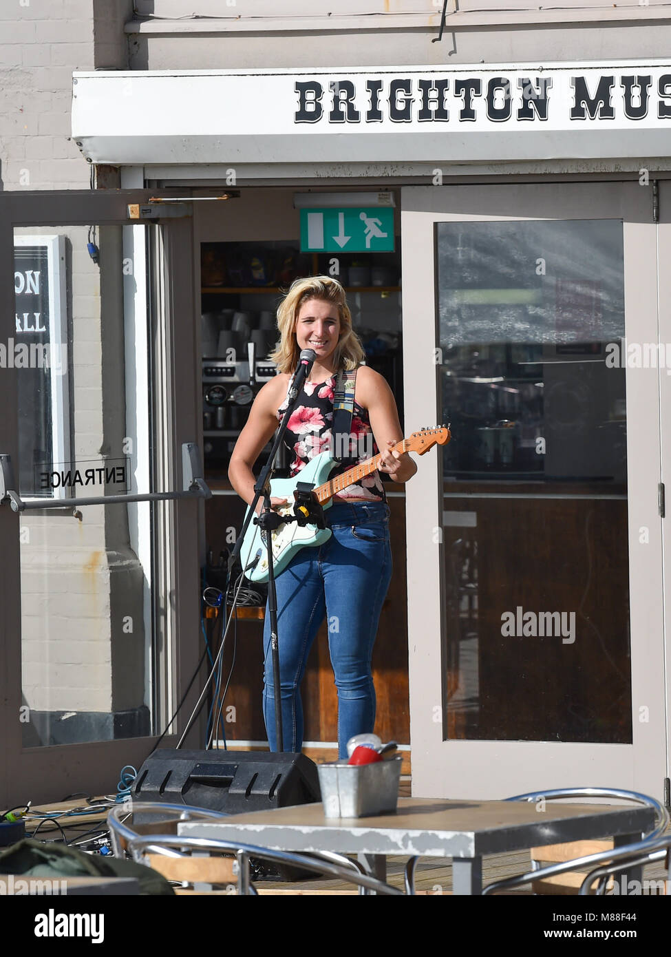 Woman singer hi-res stock photography and images - Alamy