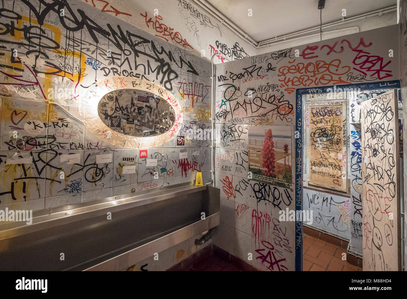 Wc graffiti hi-res stock photography and images - Alamy