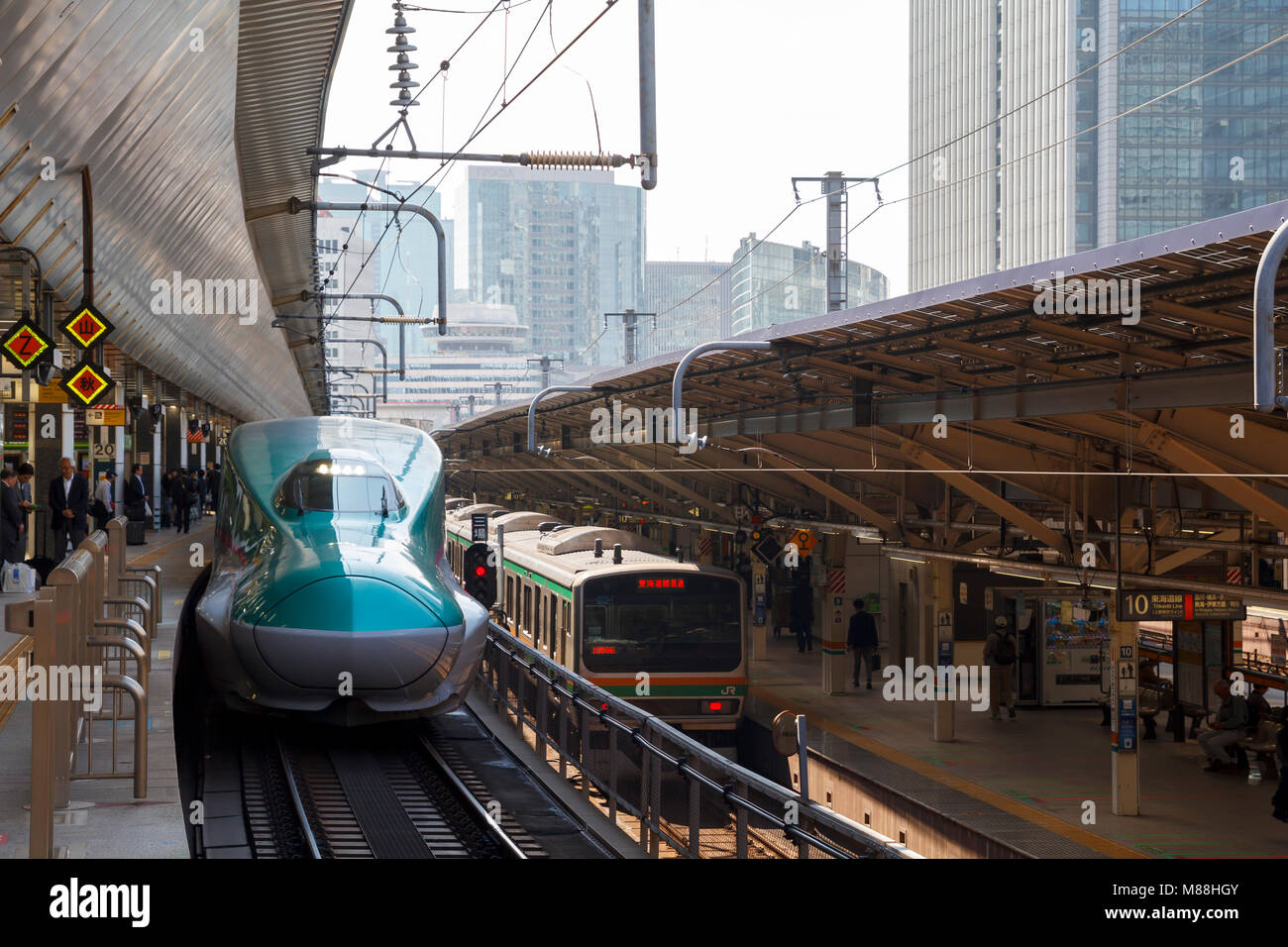 People waiting in the shinkansen station in Tokyo, a very fast bullet ...