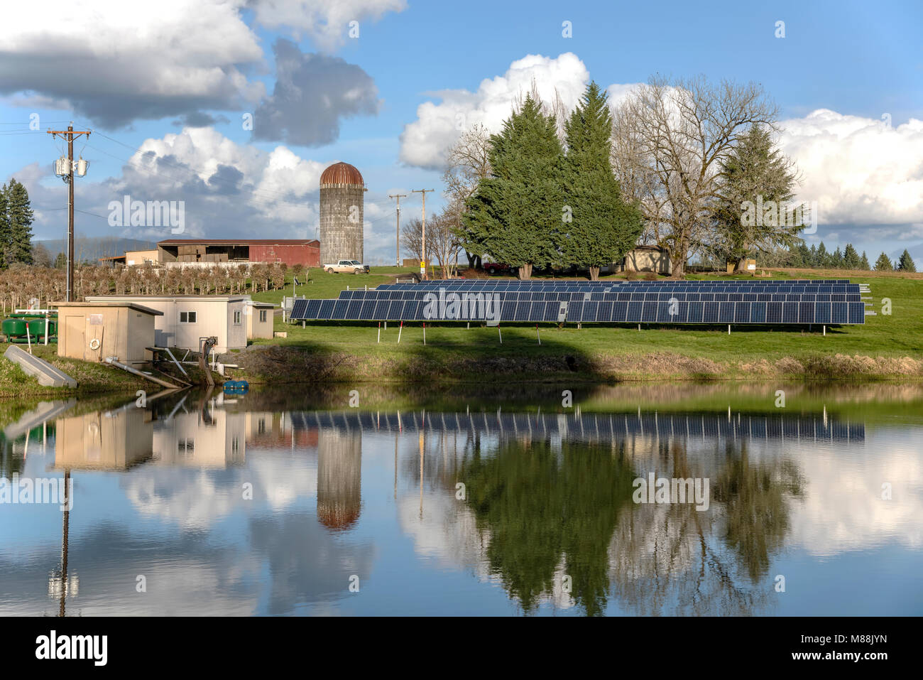 Oregon solar field hi-res stock photography and images - Alamy