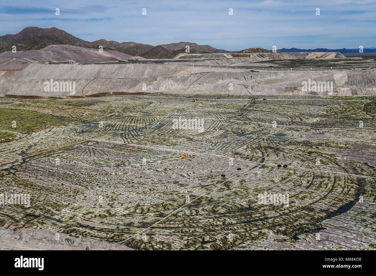 Leaching process Solid extraction of a rock based on solvent liquid ...