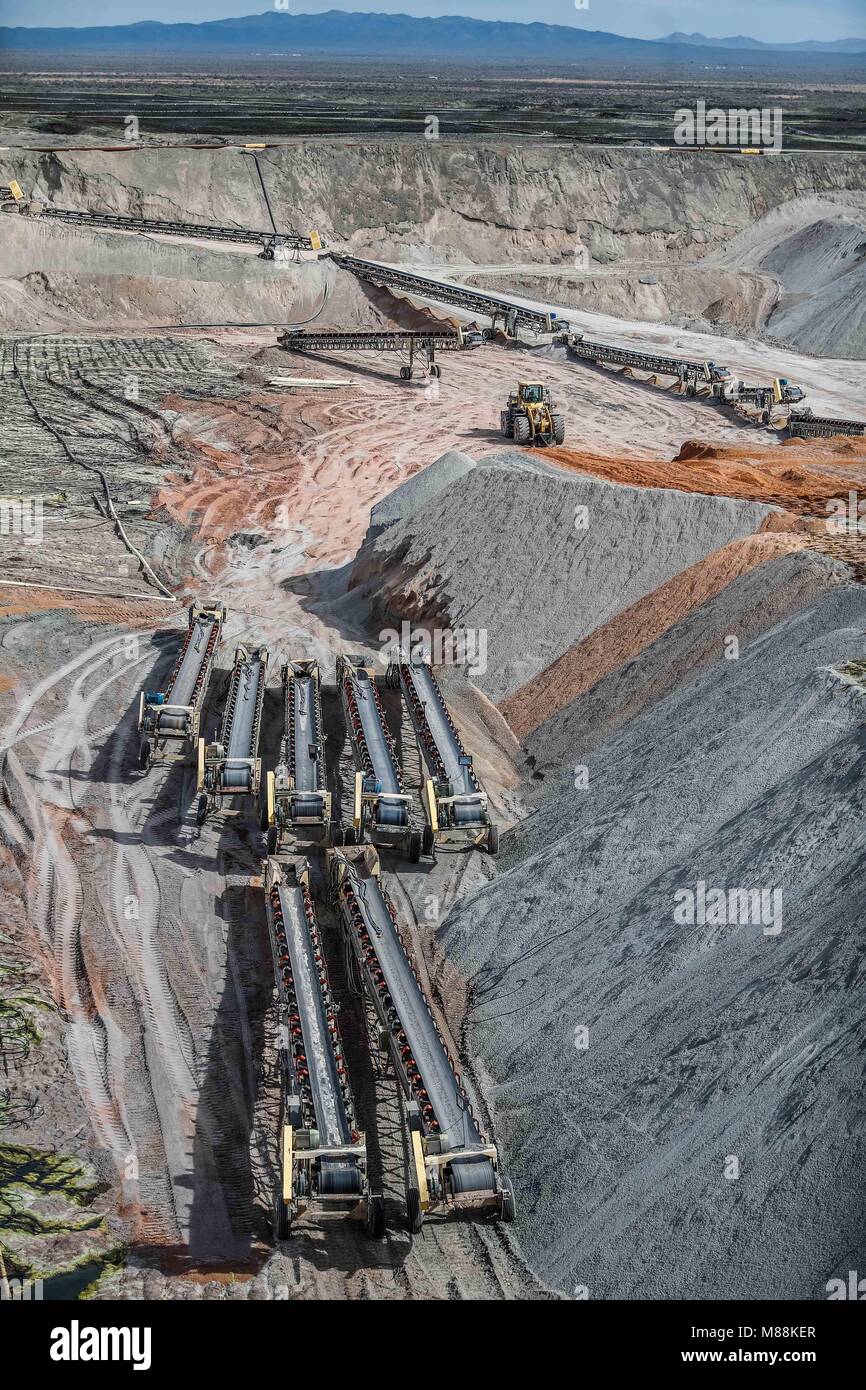 Leaching process Solid extraction of a rock based on solvent liquid ...