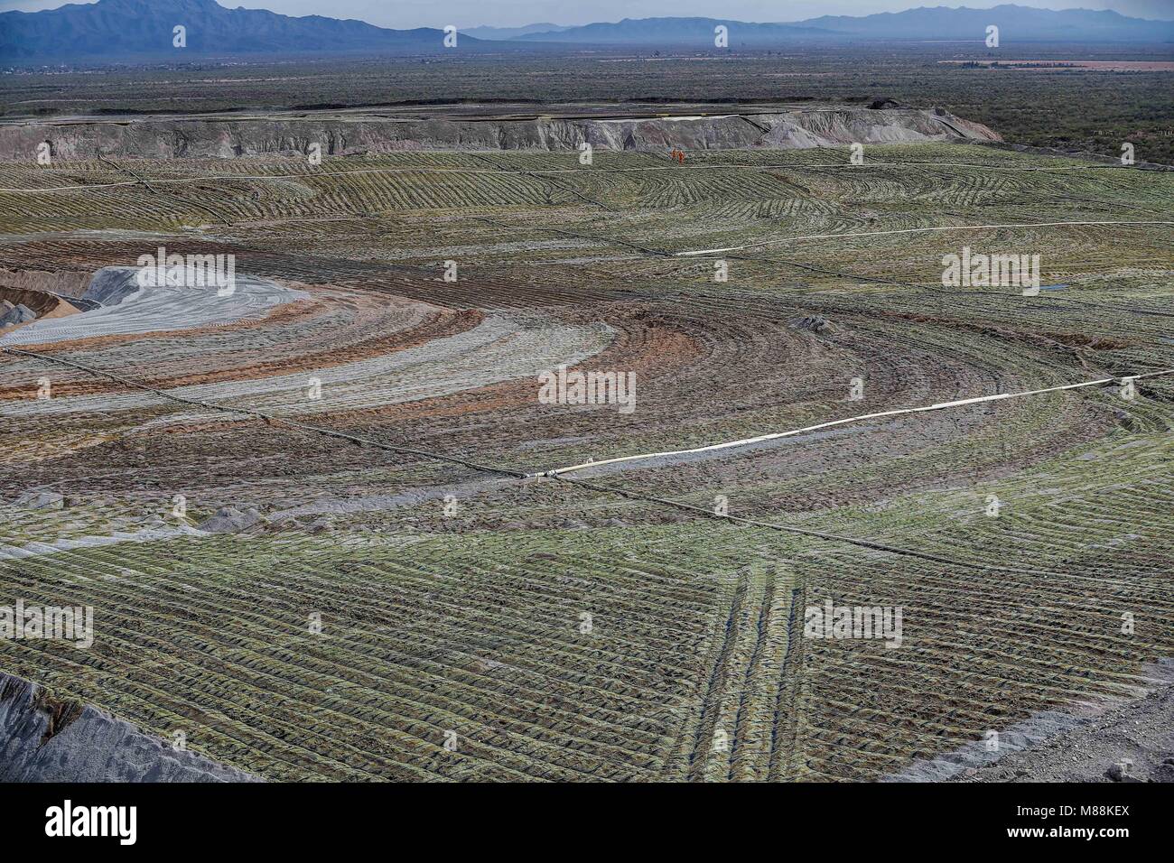 Leaching process Solid extraction of a rock based on solvent liquid ...