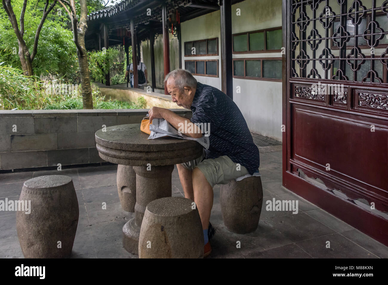 Chinese reading newspaper hi-res stock photography and images - Alamy