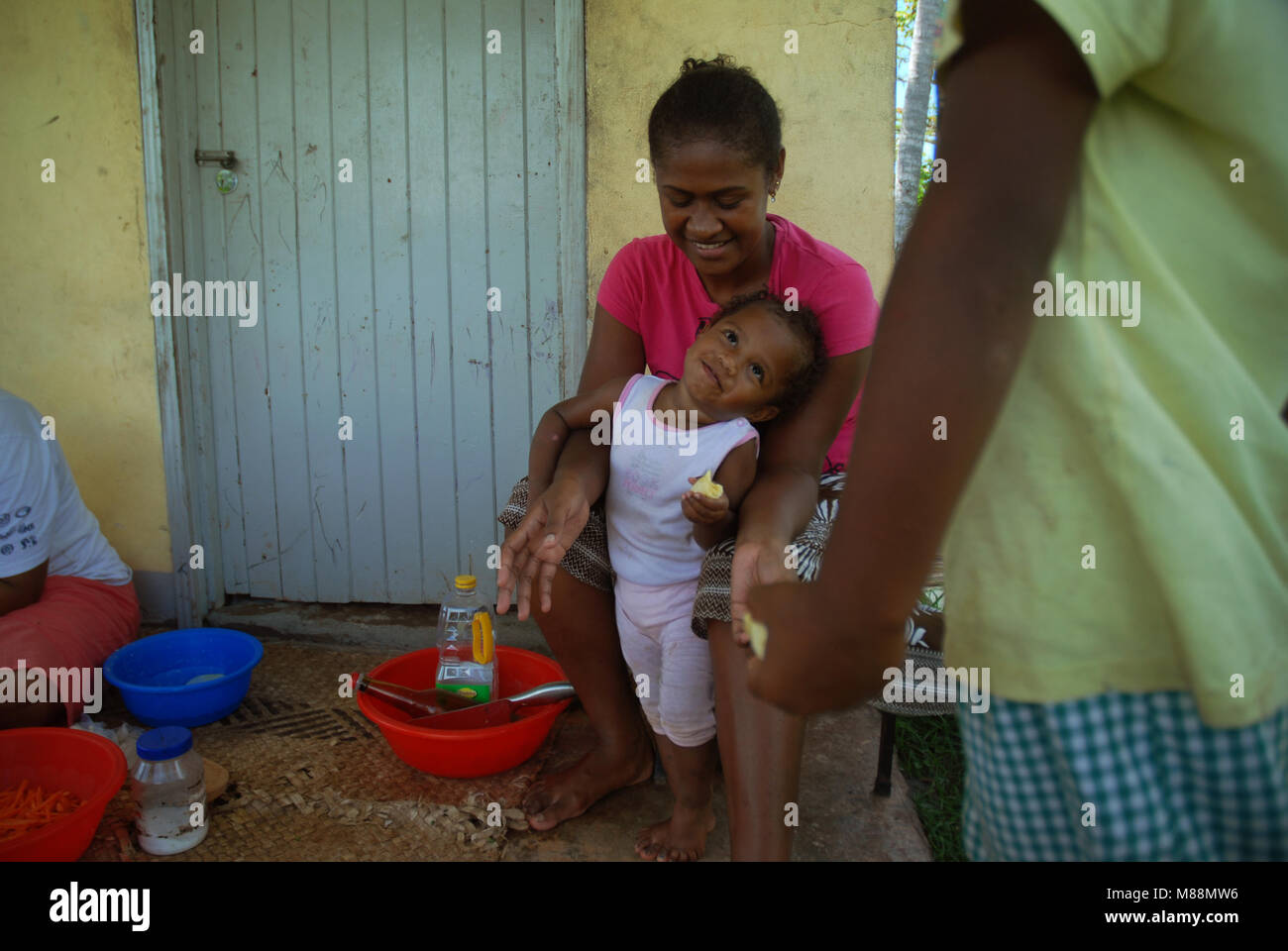 Mum and children preparing food for supper, Rakiraki, Fiji Stock Photo ...