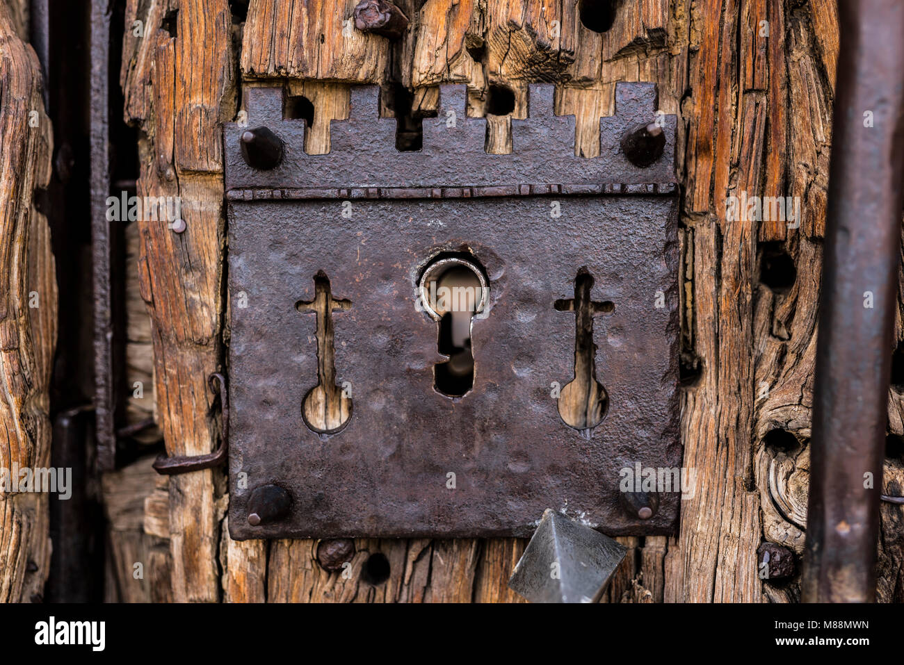 Old castle door lock Stock Photo - Alamy