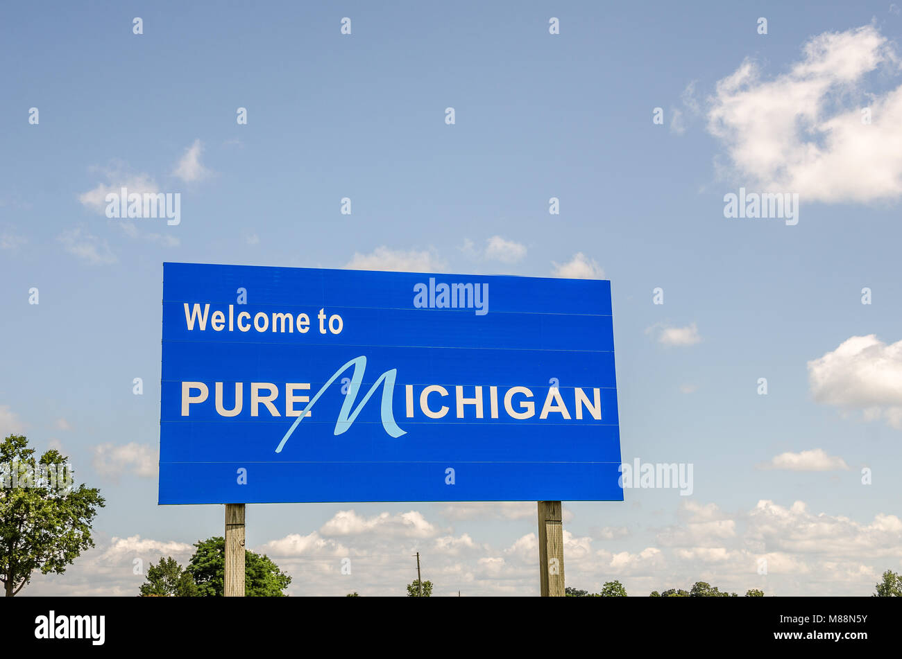 Sign welcomes hi-res stock photography and images - Alamy