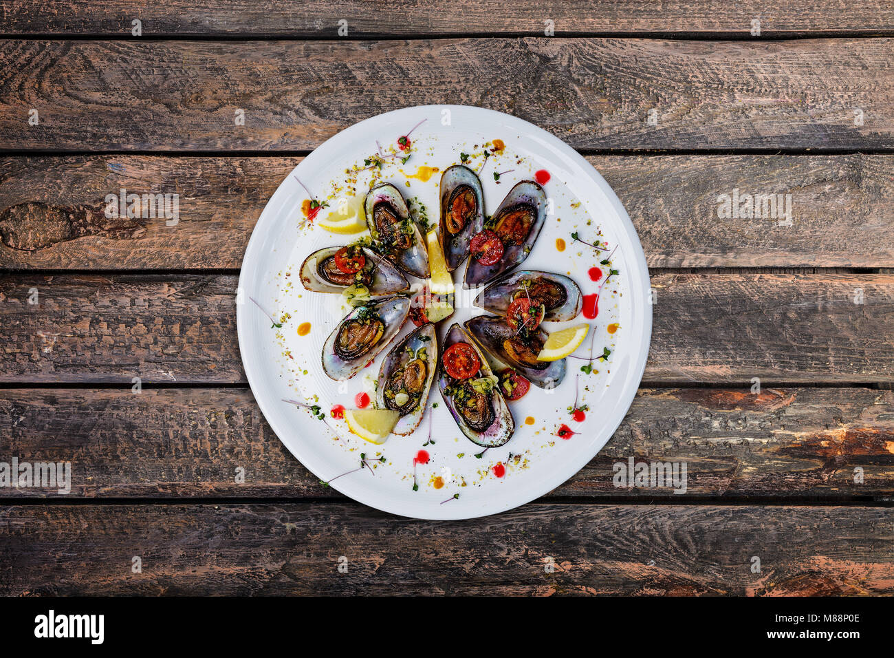 Plate of mussels in garlic sauce Stock Photo - Alamy