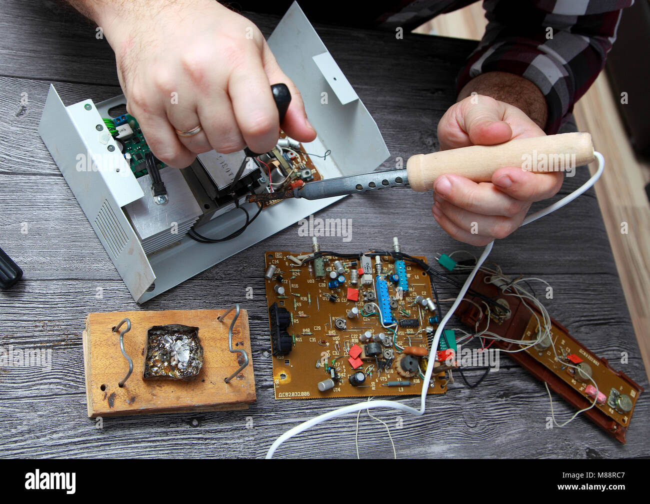 Man technician soldering circuit hi-res stock photography and images ...
