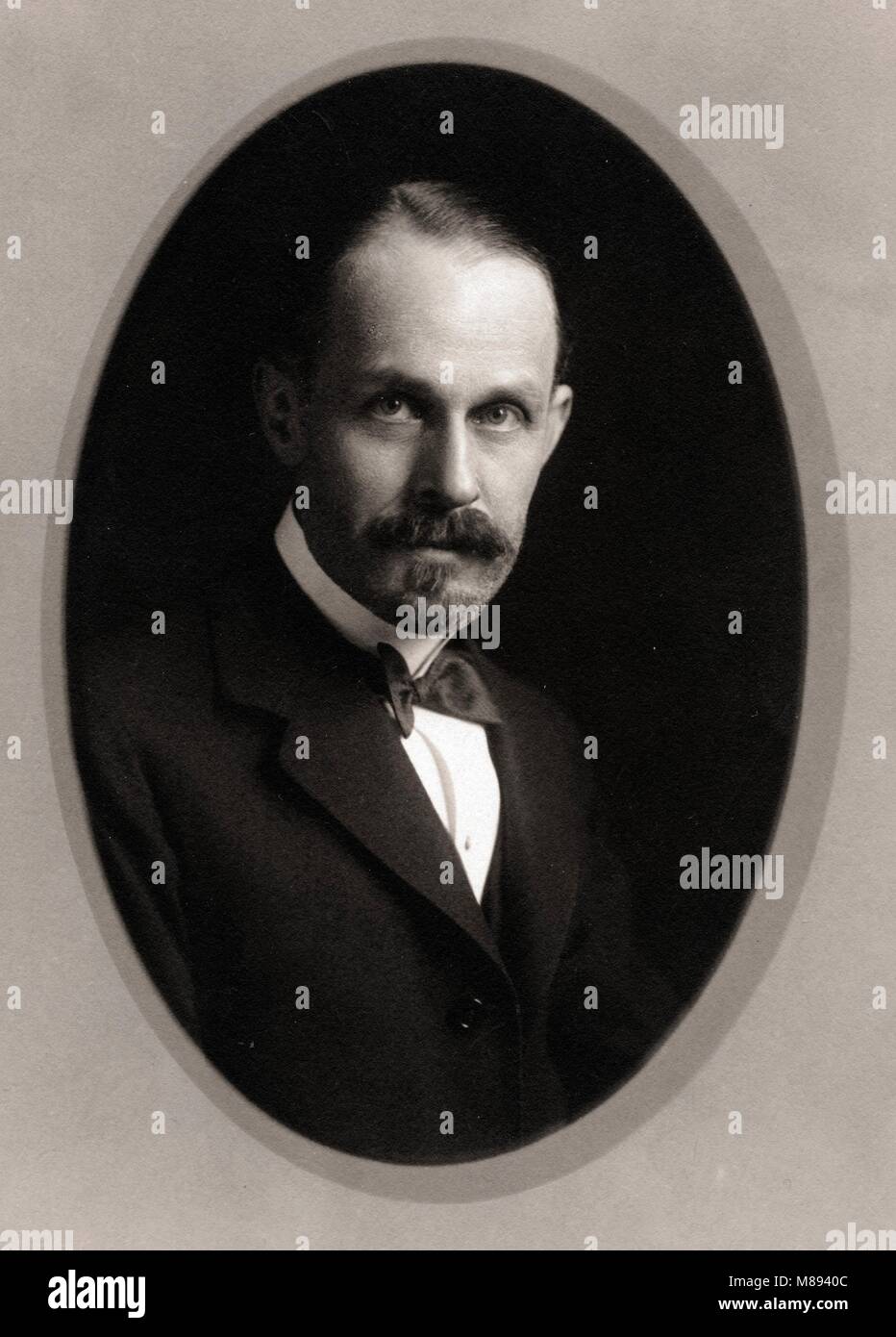 Burton holmes archive hi-res stock photography and images - Alamy