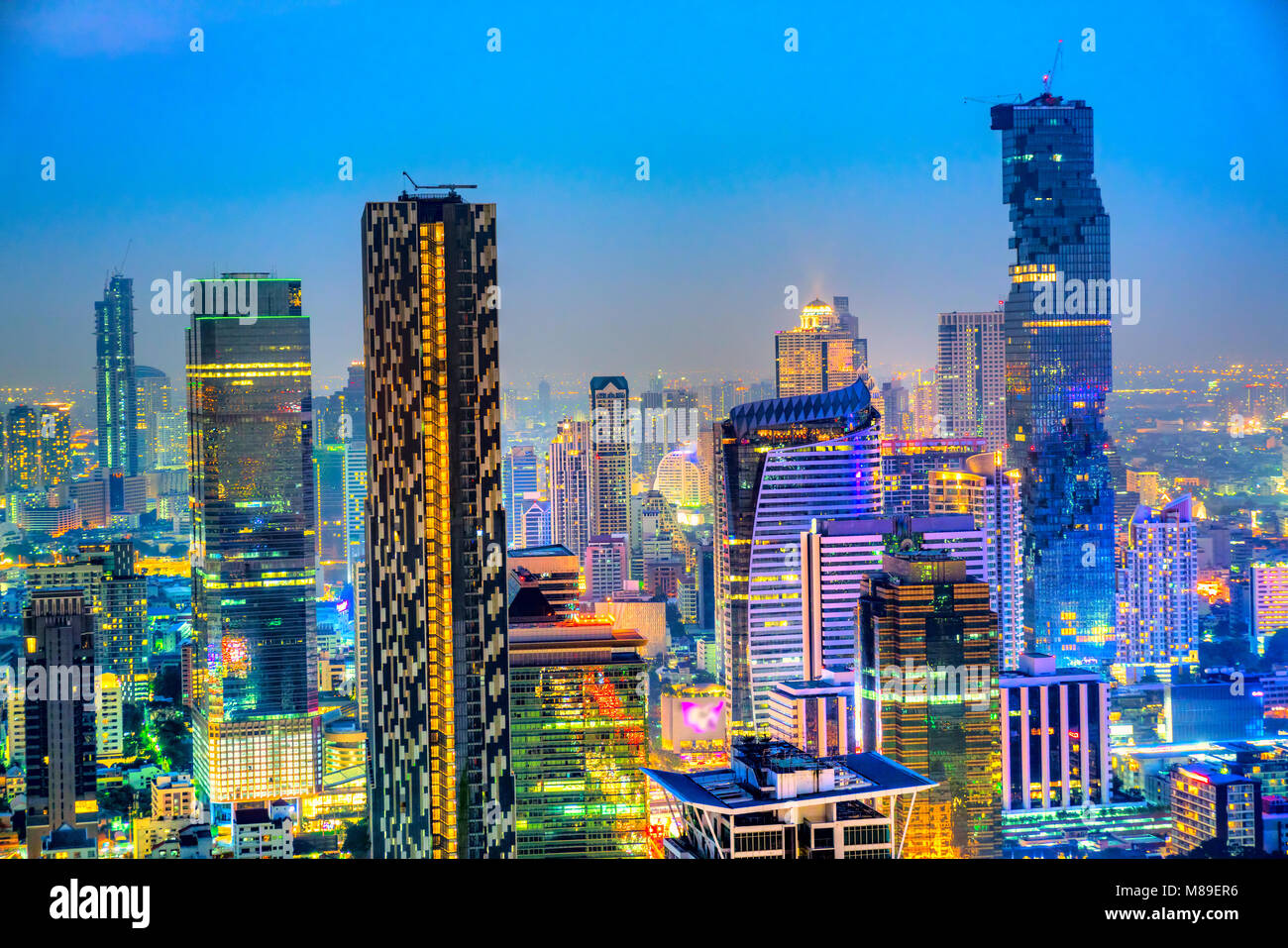 Aerial view of Bangkok skyline at sunset, Bangkok, Thailandia Stock ...