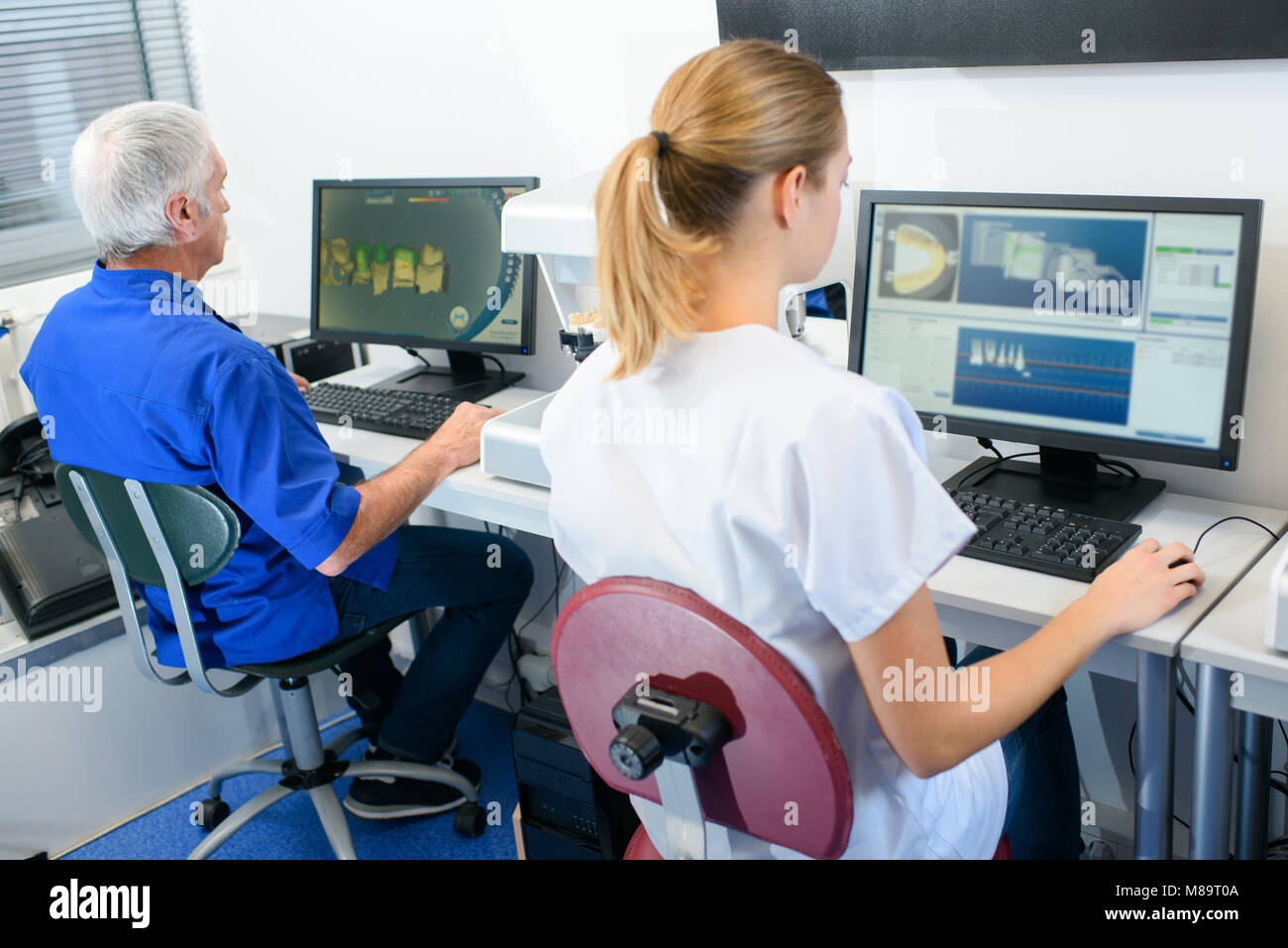 people sitting in a cyber cafe Stock Photo - Alamy
