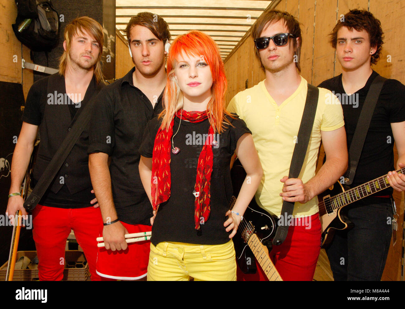 Jeremy Davis (l) and Hayley Williams, Josh Farro and Paramore backstage ...