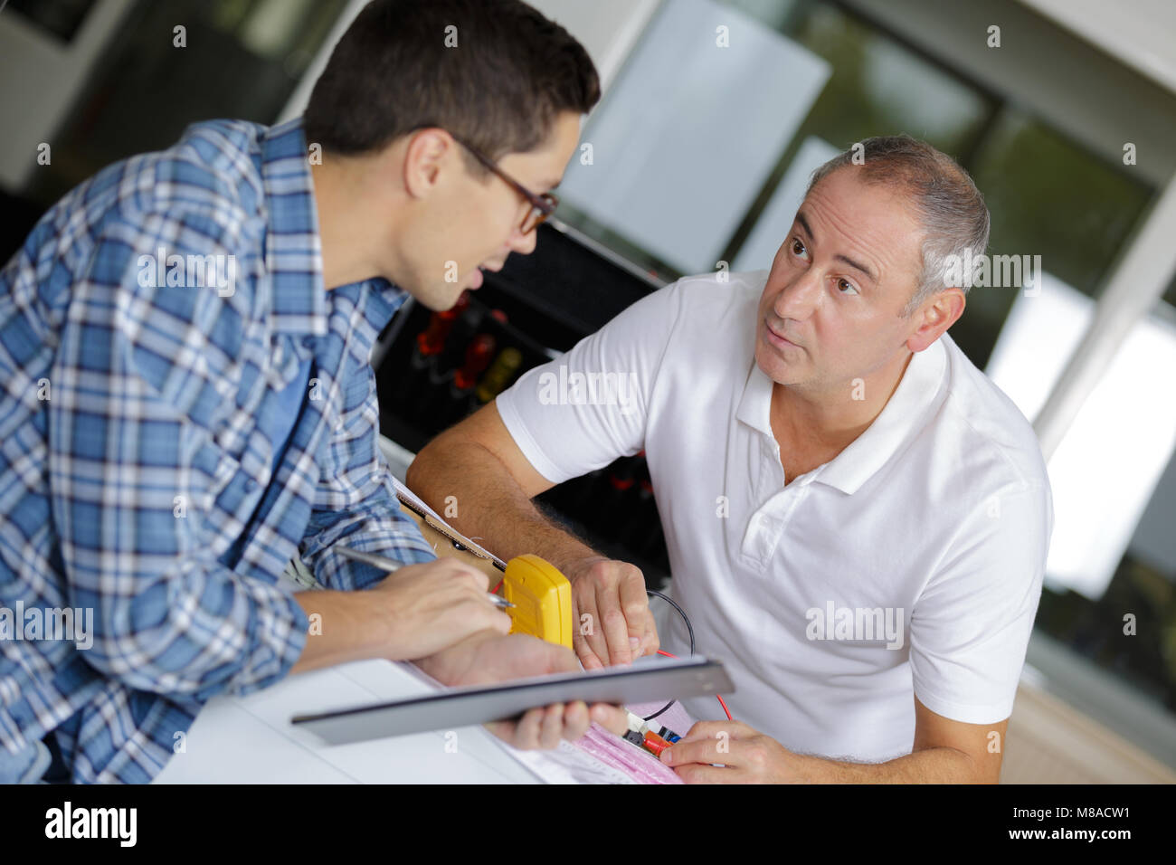 Technicians talking hi-res stock photography and images - Alamy