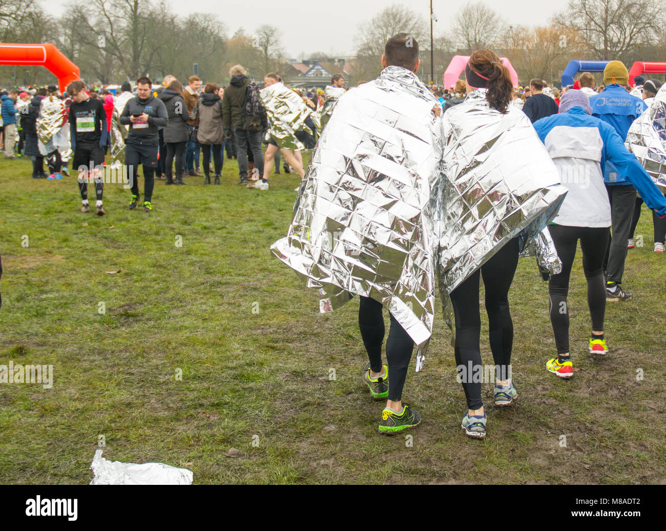 Finishers of marathon wrapped in heat blankets Stock Photo - Alamy