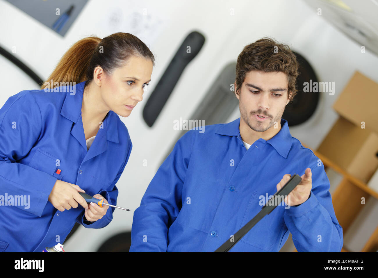 mechanic and apprentice Stock Photo - Alamy