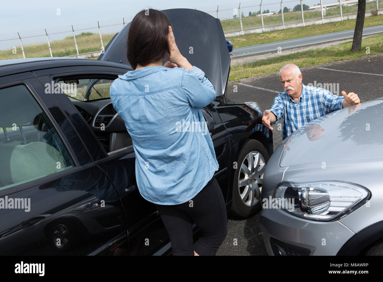 two drivers arguing after traffic accident Stock Photo - Alamy