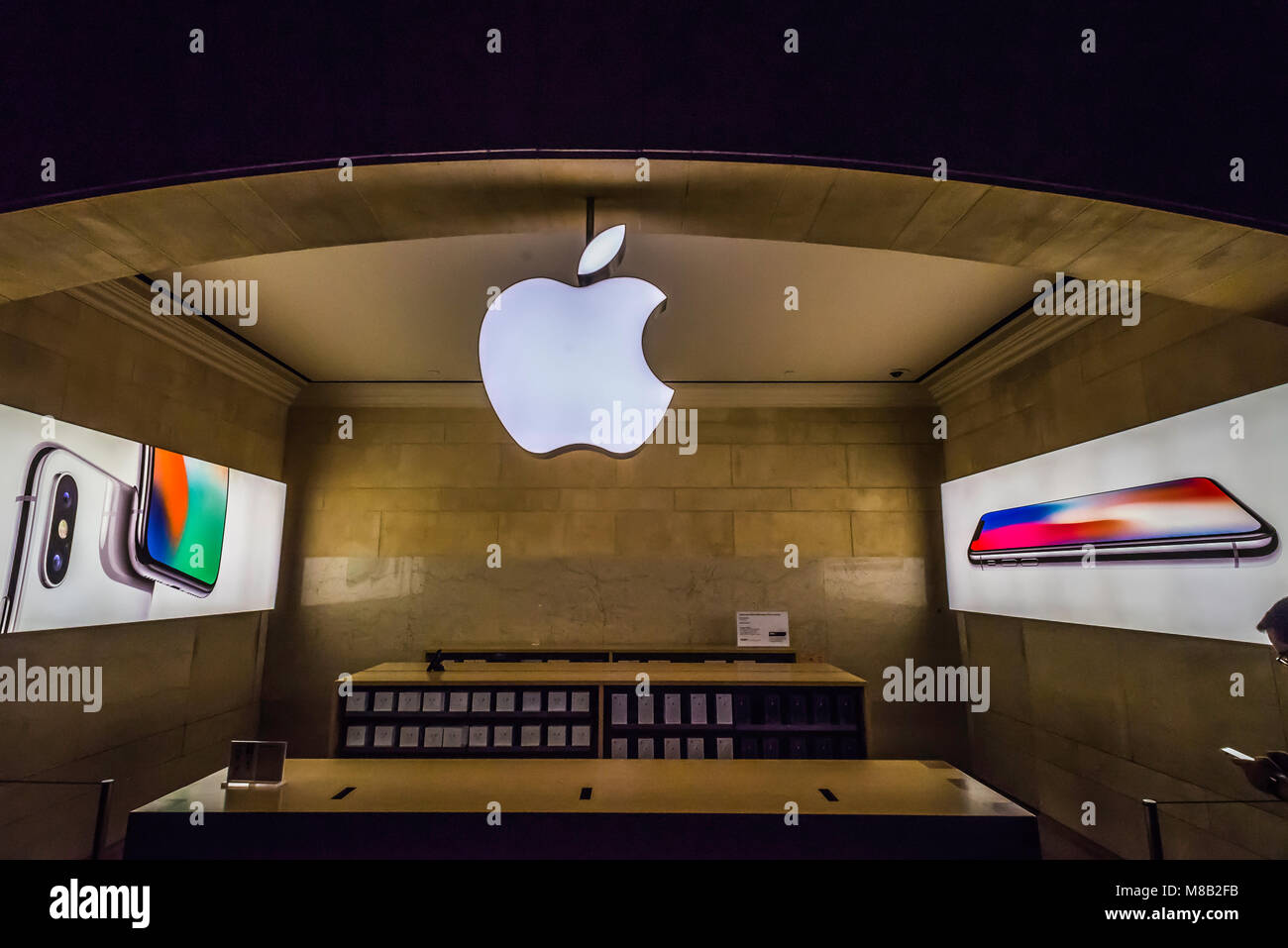 Grand Central terminal APPLE store and information center Stock Photo ...