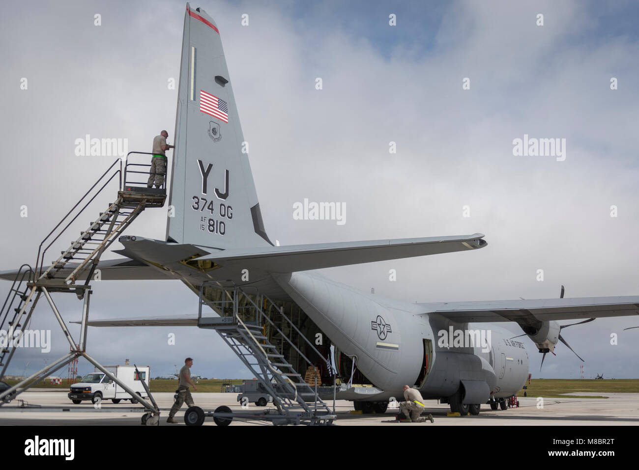 374 airlift wing hi-res stock photography and images - Alamy