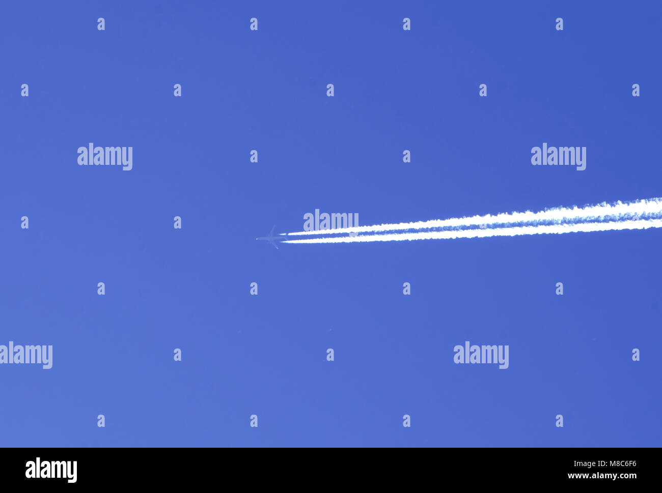 a plane high in the sky Stock Photo - Alamy